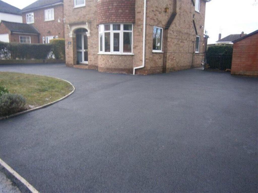 Tarmacadam Driveway Contractors - Experts At Laying Tarmacadam